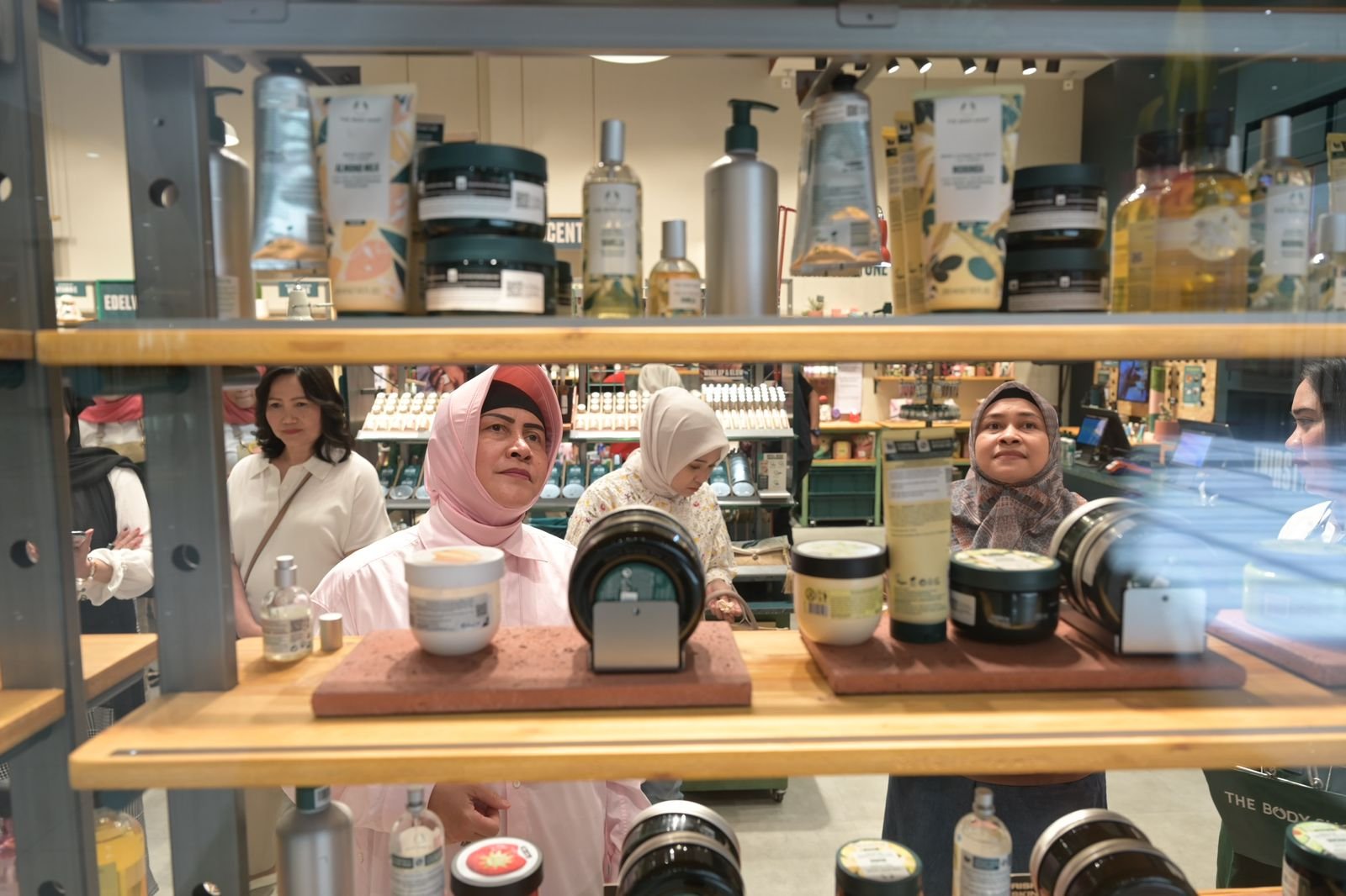 Indira Yusuf Ismail Apresiasi The Body Shop Usung Gerai Berkonsep Daur ...