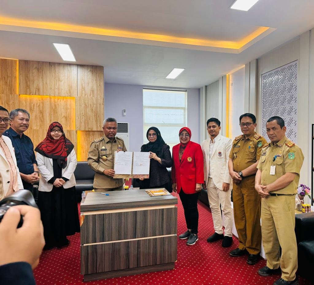 Pemda Luwu Timur Serahkan 1 Miliar untuk Dana Abadi Unhas Dalam Bentuk NPHD