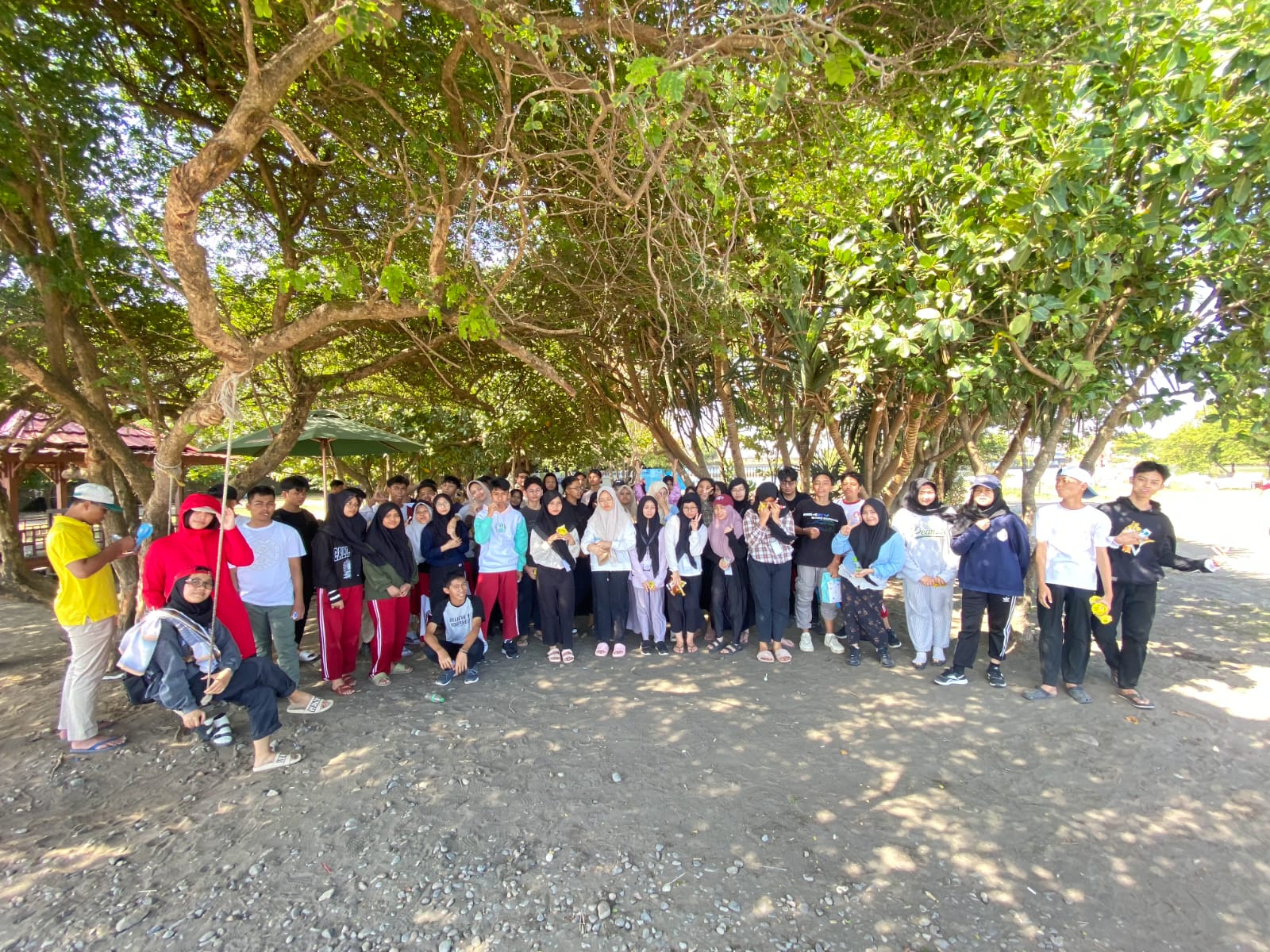 SMA Bosowa School Makassar Sukses Gelar Character Building di Pantai Bosowa