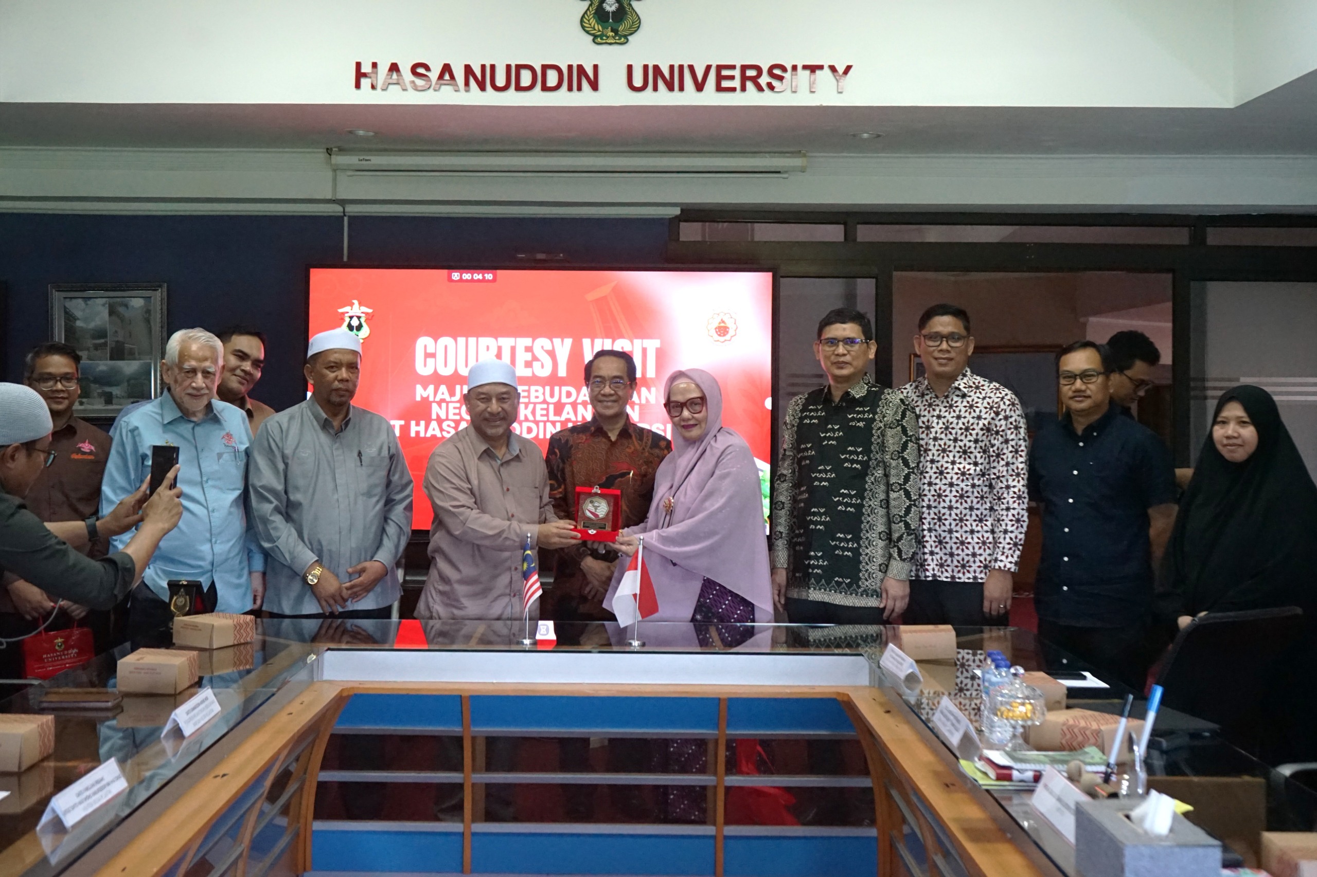 Rektor Universitas Hasanuddin bersama jajaran pimpinan Fakultas Kedokteran menerima kunjungan ...